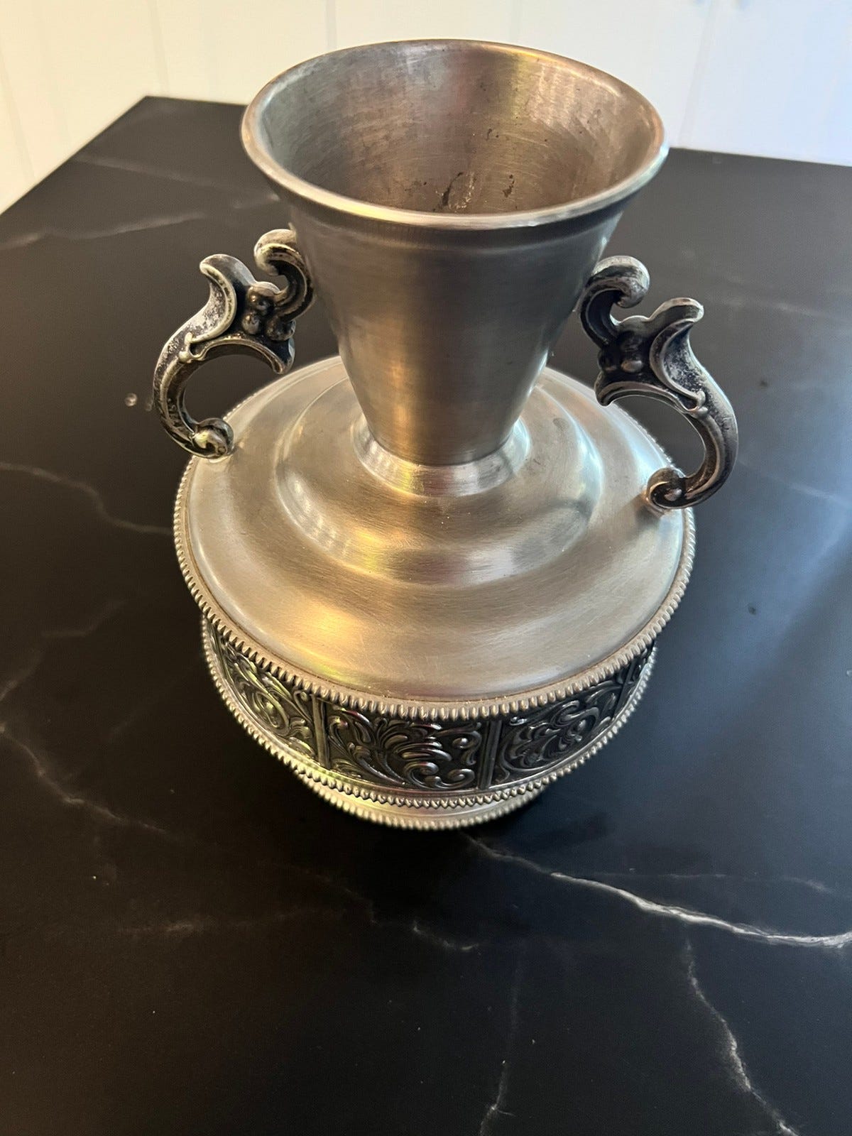 Tinnvase med stett og håndtak i hver side.(Savo, 469) | FINN-torget