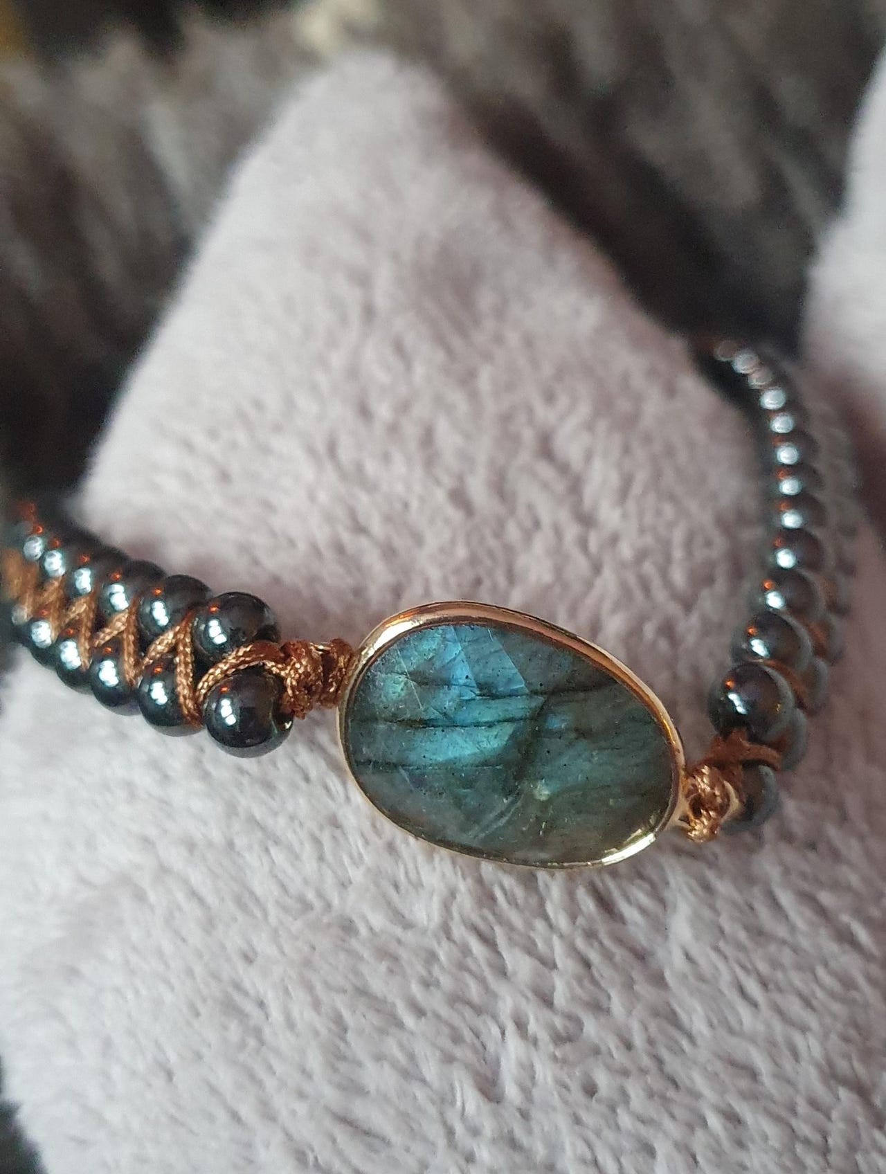 Veldig vakkert armbånd med hematitt perler og labradoritt stein. | FINN ...