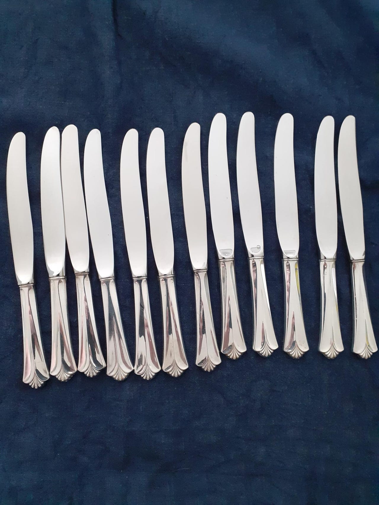 12 sølvkniver Rådhus med vifte. 925g, David Andersen.Fått bud på 380 ...