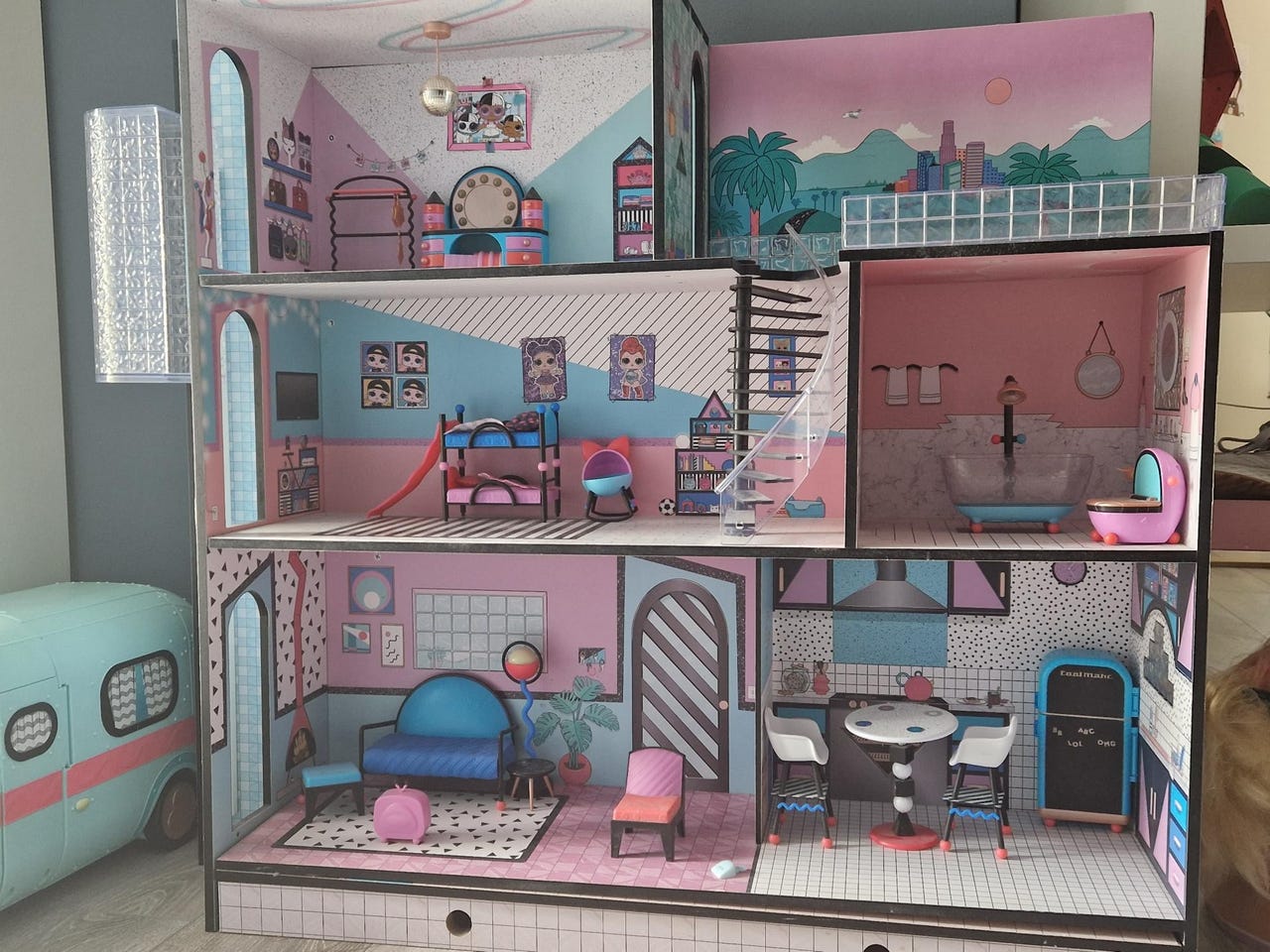 Fint lite brukt L.O.L hus, dukker og utstyr og campingbuss selges. | FINN-torget