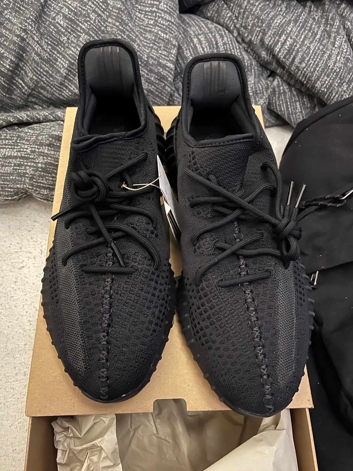 Yeezy Boost 350 v2 str 48 triple black | FINN-torget