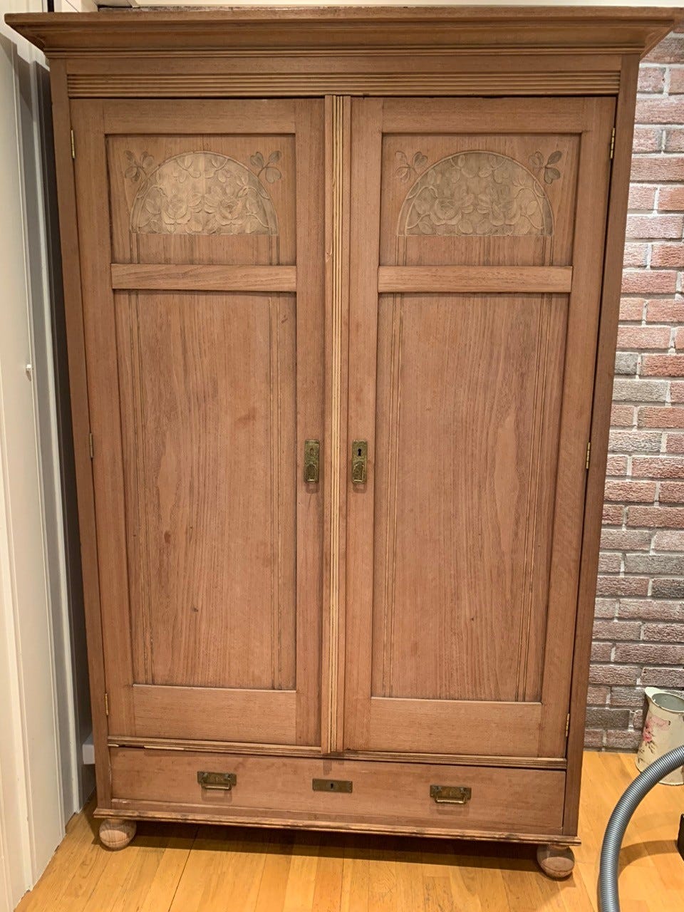 Nydelig, autentisk gammelt klesskap | FINN torget