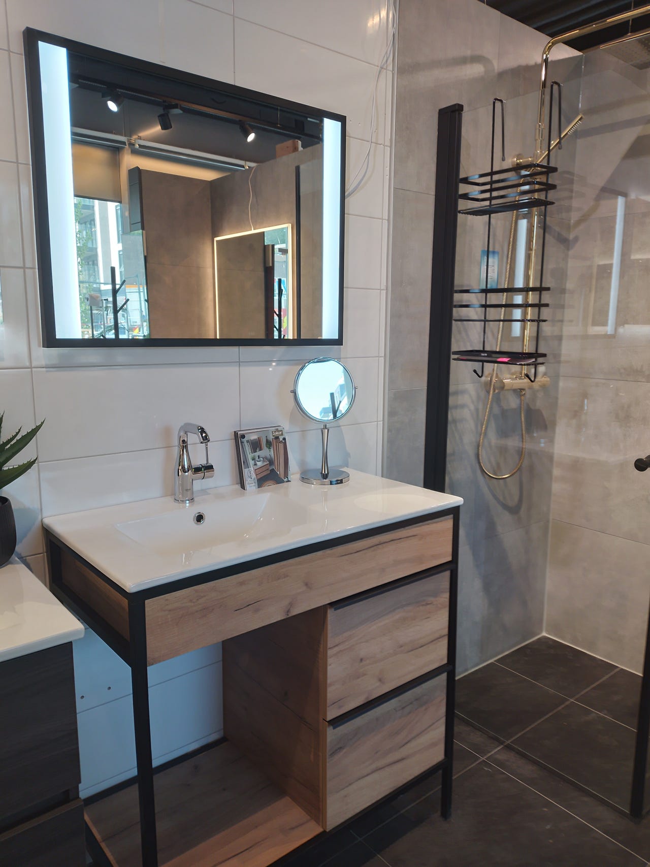 60% Baderoms møbler: Innredning med speil, Utstilling til salgs! 85cm | FINN torget