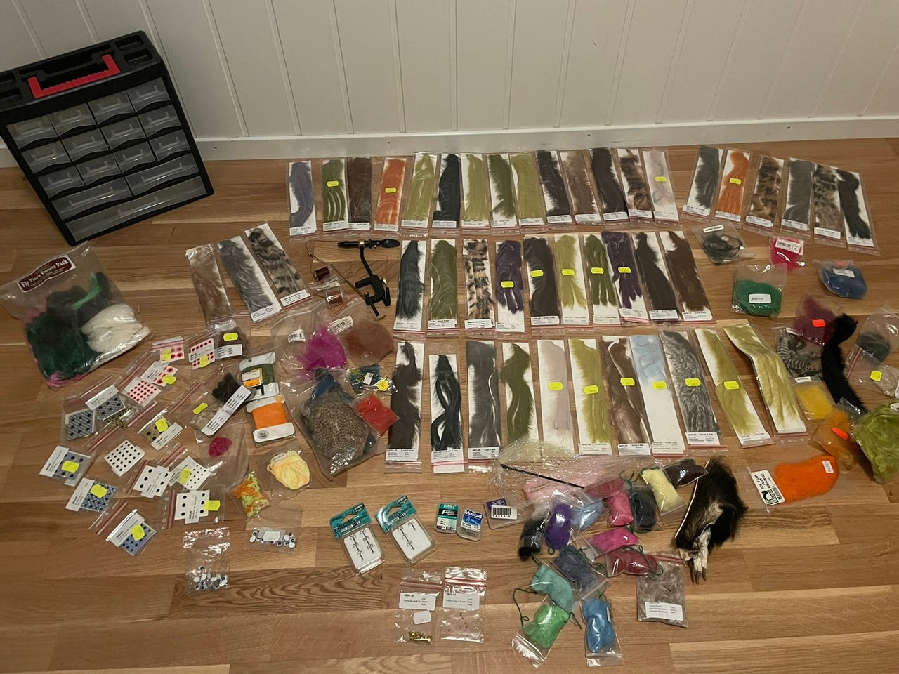 Fluebinde utstyr med boks,kroker og alt av utstyr | FINN torget