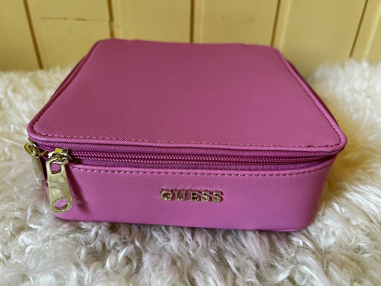 Ny Guess jewelry case (rosa) | FINN-torget