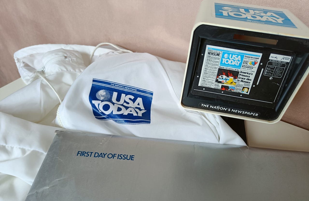 Samleobjekt - USA TODAY First Issue, jacket, bag and figure | FINN-torget