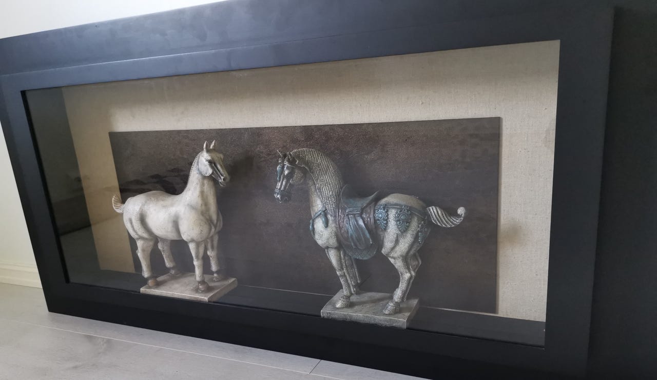 Solid bilde med inrammet to figur av hester | FINN torget