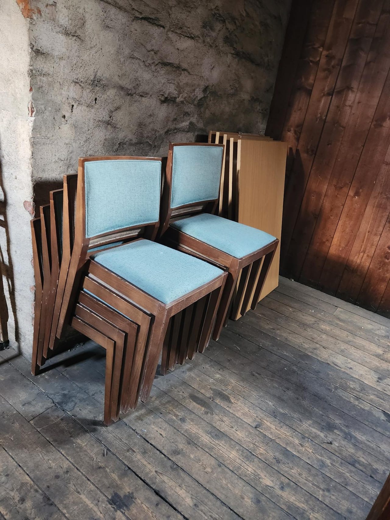 Stoler som kan stables og utfellbart bord ønskelig? | FINN torget