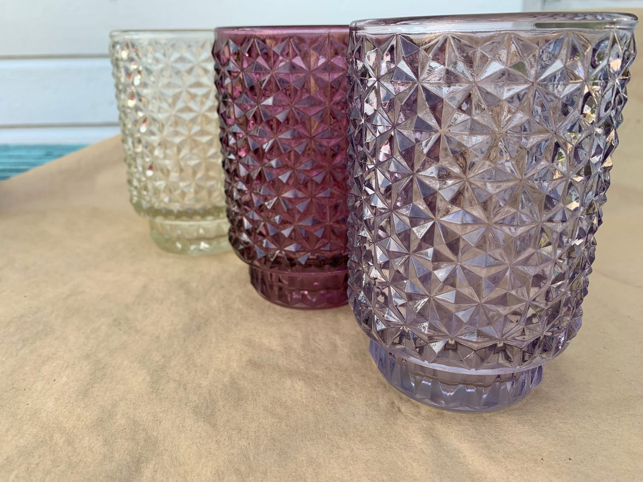 3 høye telys-holdere i farga glass | FINN-torget