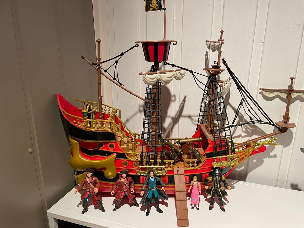 Kaptein Sabeltann «den sorte dame» skute med figurer | FINN torget