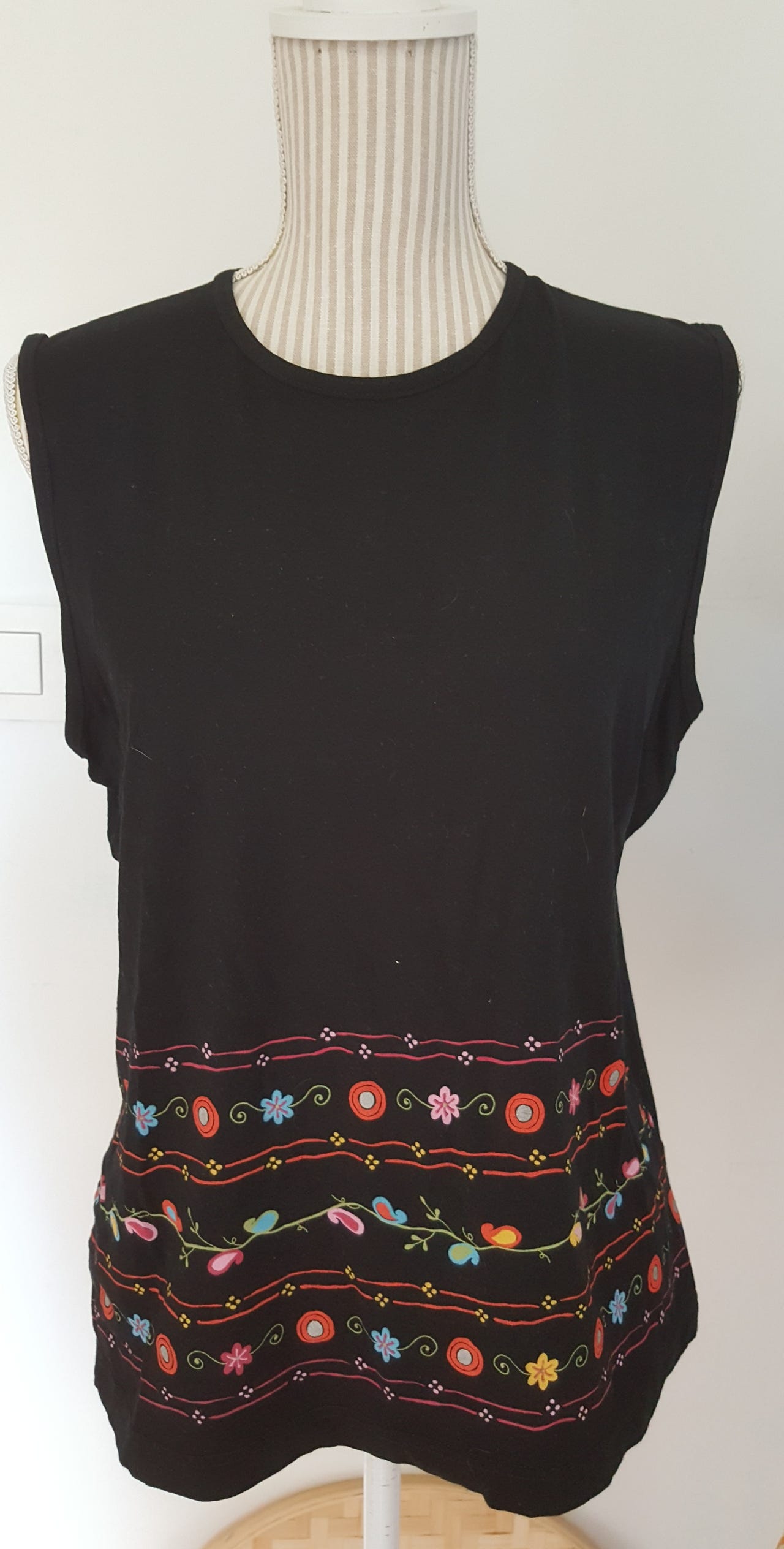 Svart topp med fargerik dekor/"broderitrykk" . trnd | FINN-torget