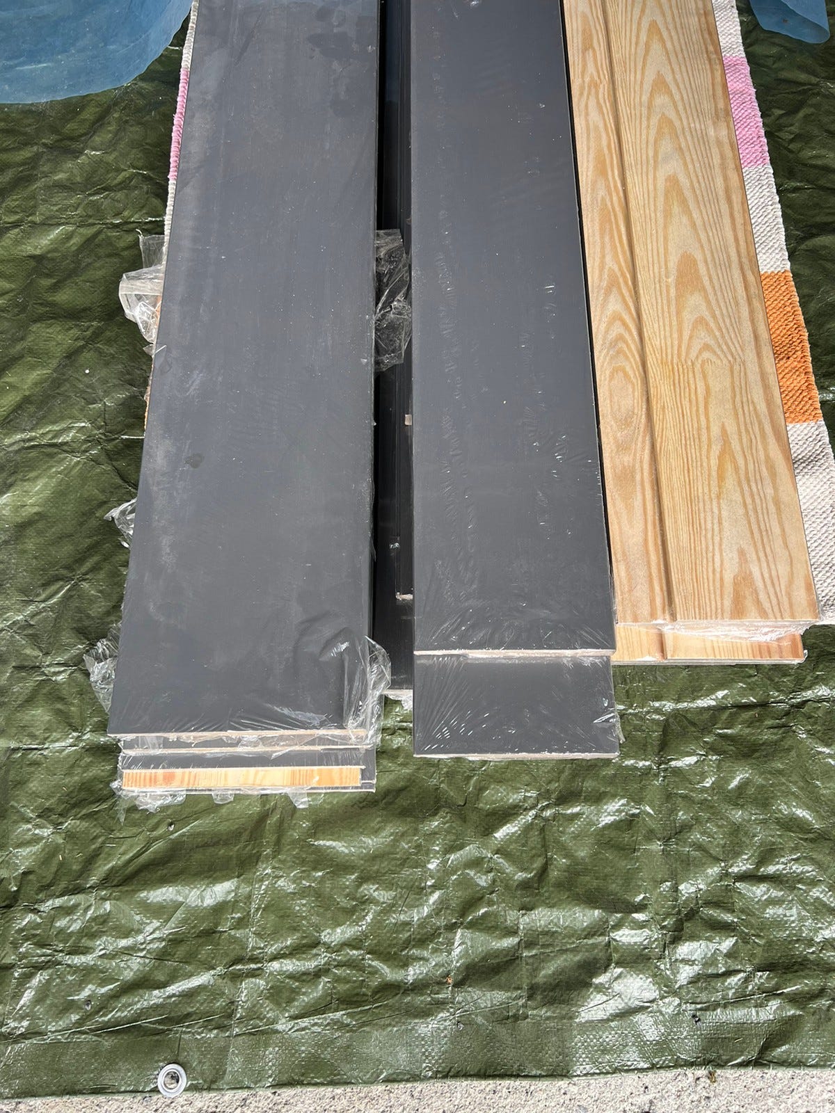 Foringer og vindu i ferdigmalt grå farge fra Saltdalshytta. | FINN-torget