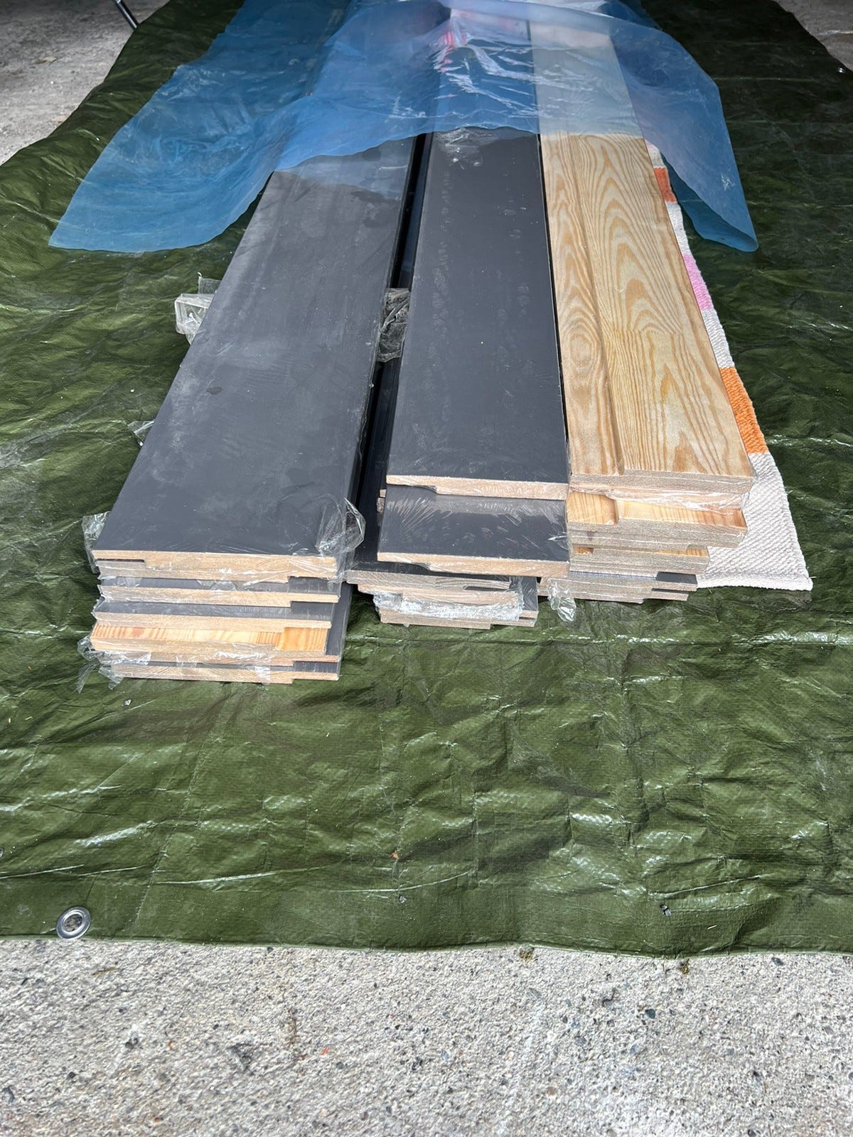 Foringer og vindu i ferdigmalt grå farge fra Saltdalshytta. | FINN-torget