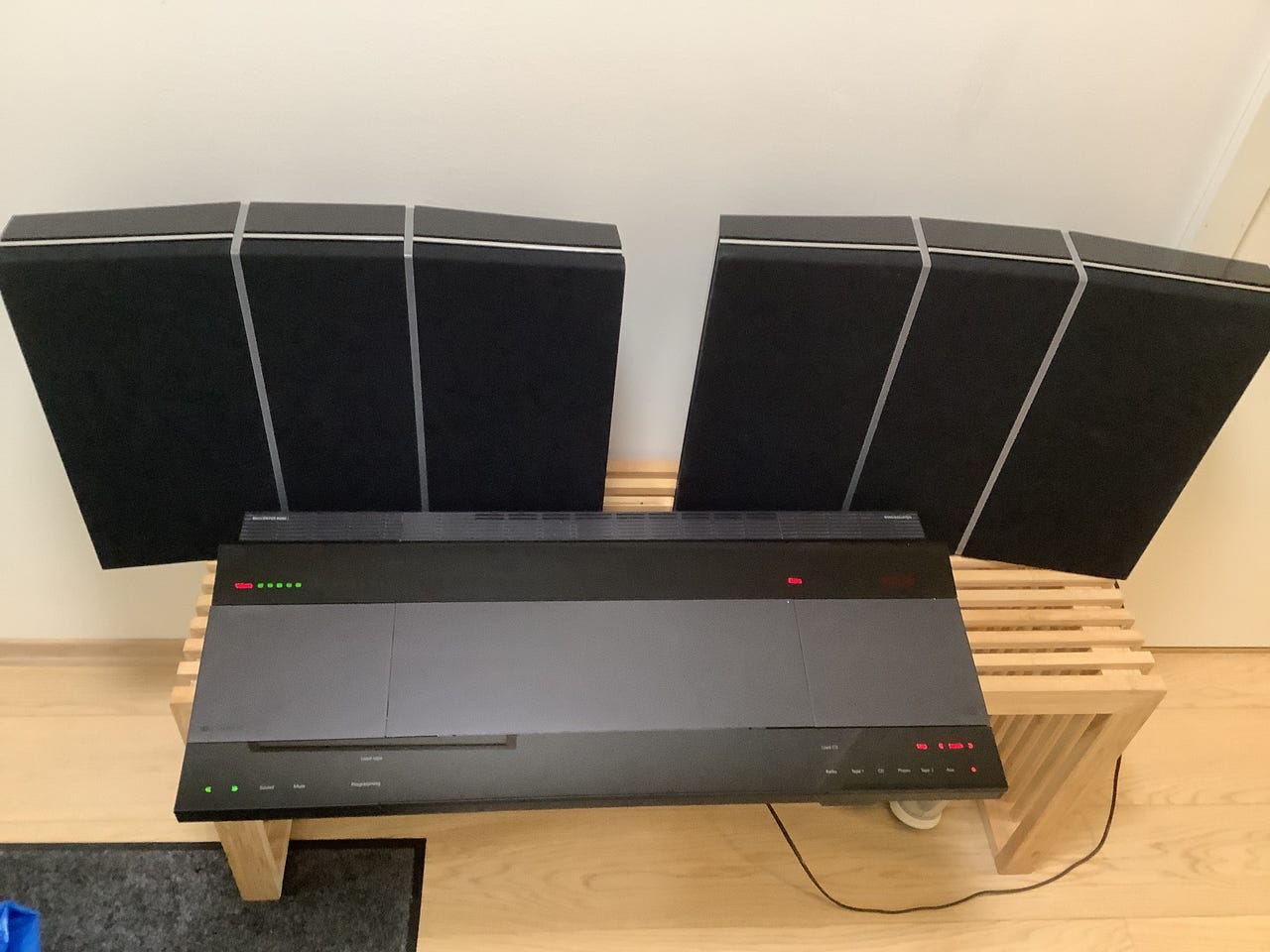Bang Olufsen Beocenter 8000 med høytalere 80w. Gis bort mot henting ...