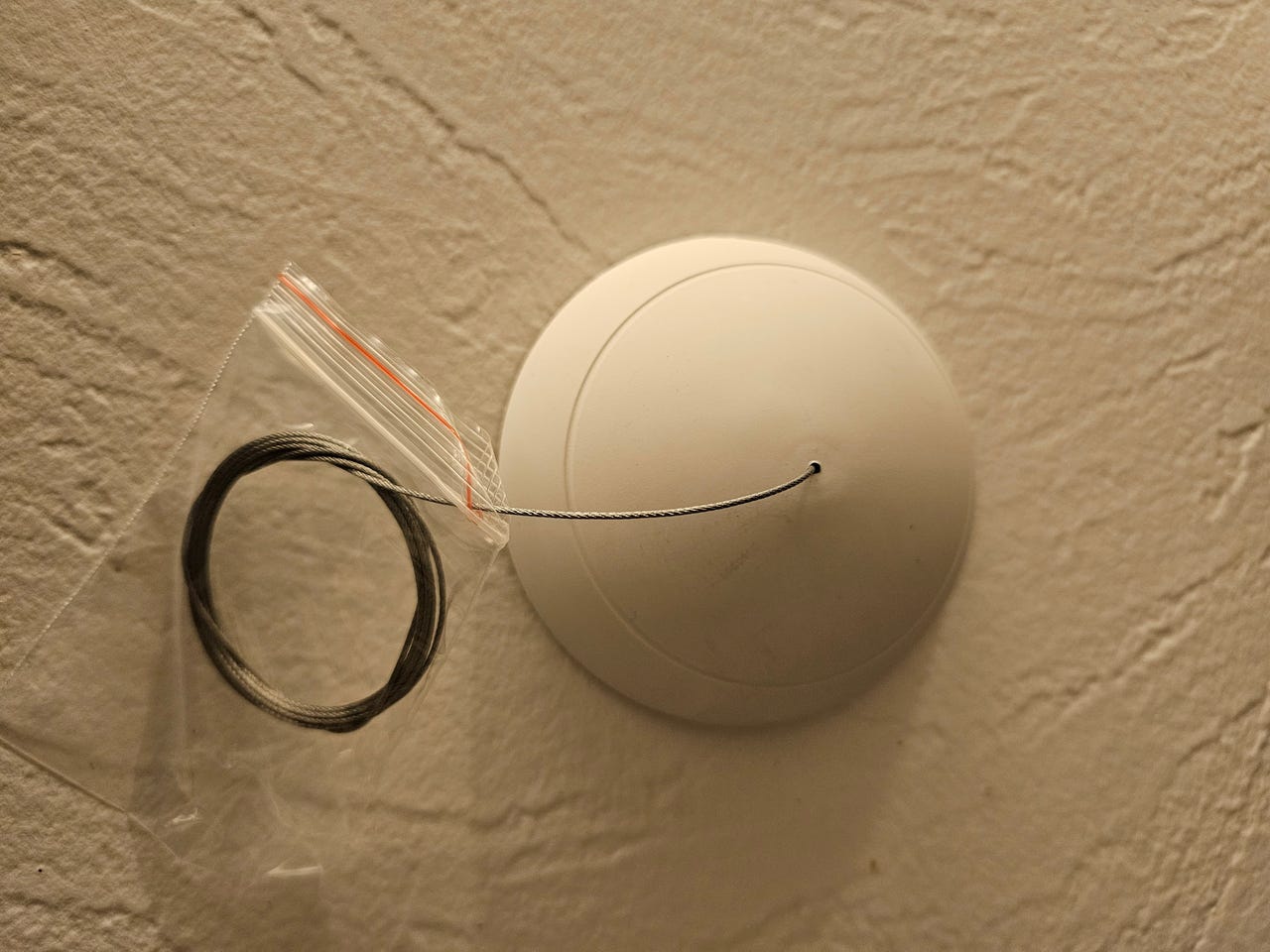 Takskål / tak-kopp fra FAGERHULT med enkel wire for oppheng av taklampe ...