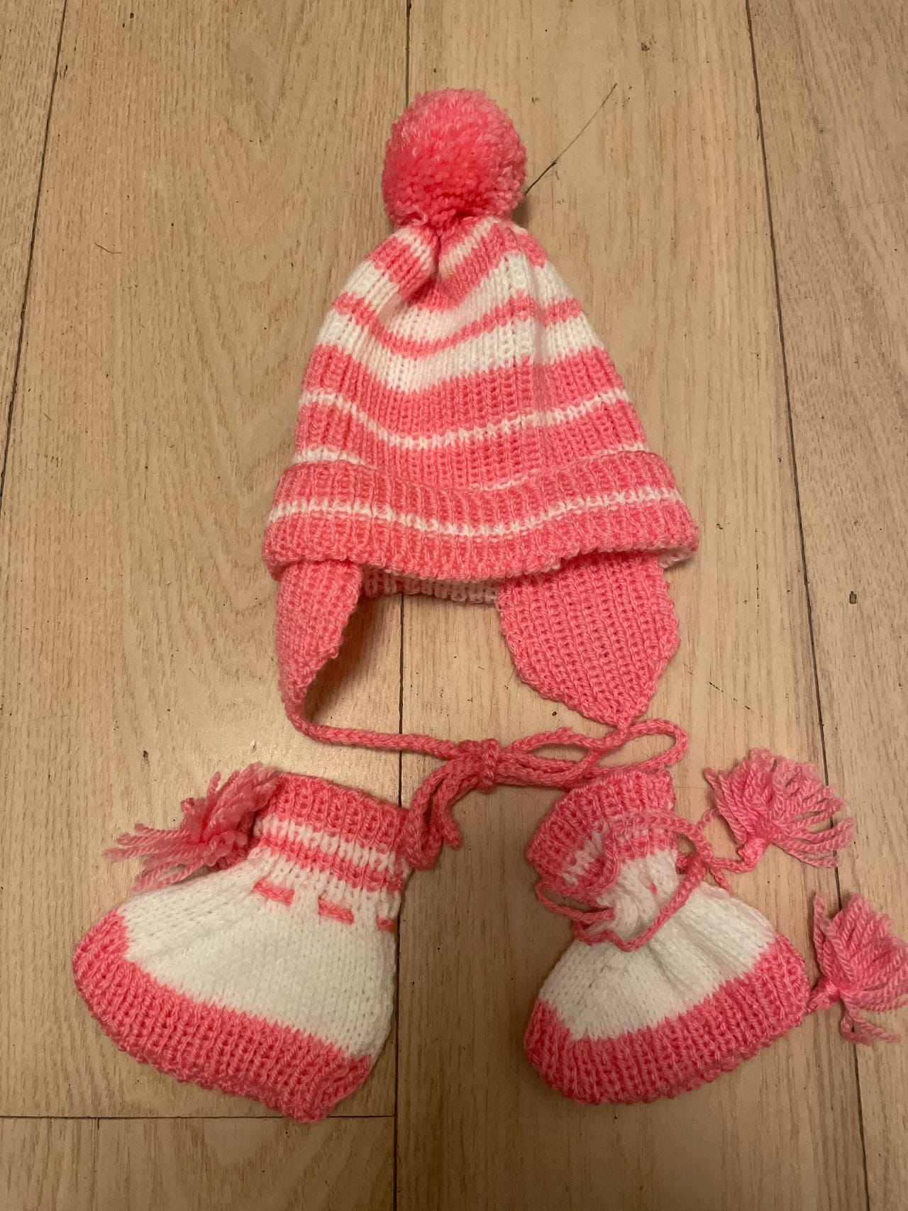 Hjemmestrikket lue og tøfler til baby str 2-4 mnd | FINN torget