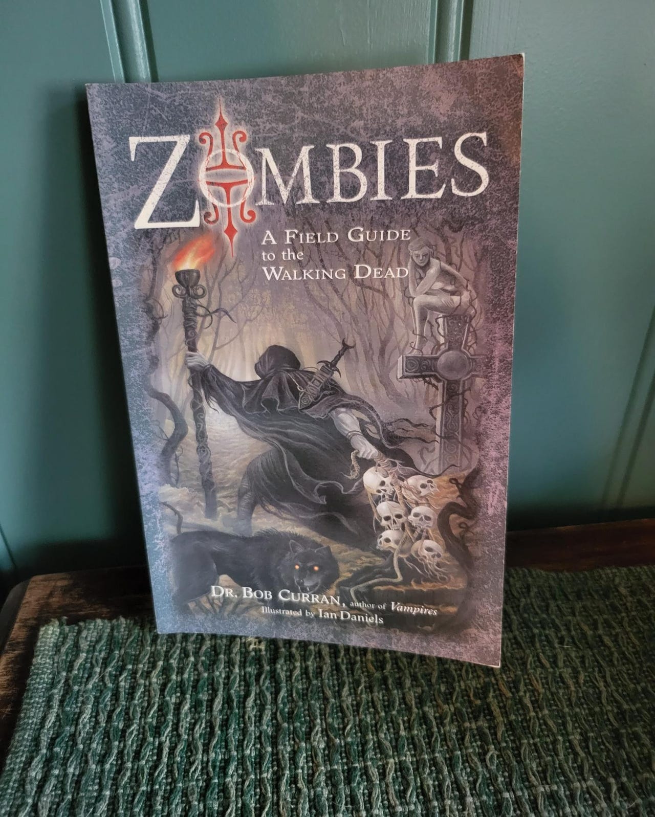 Zombies - A Field Guide to the Walking Dead | FINN torget