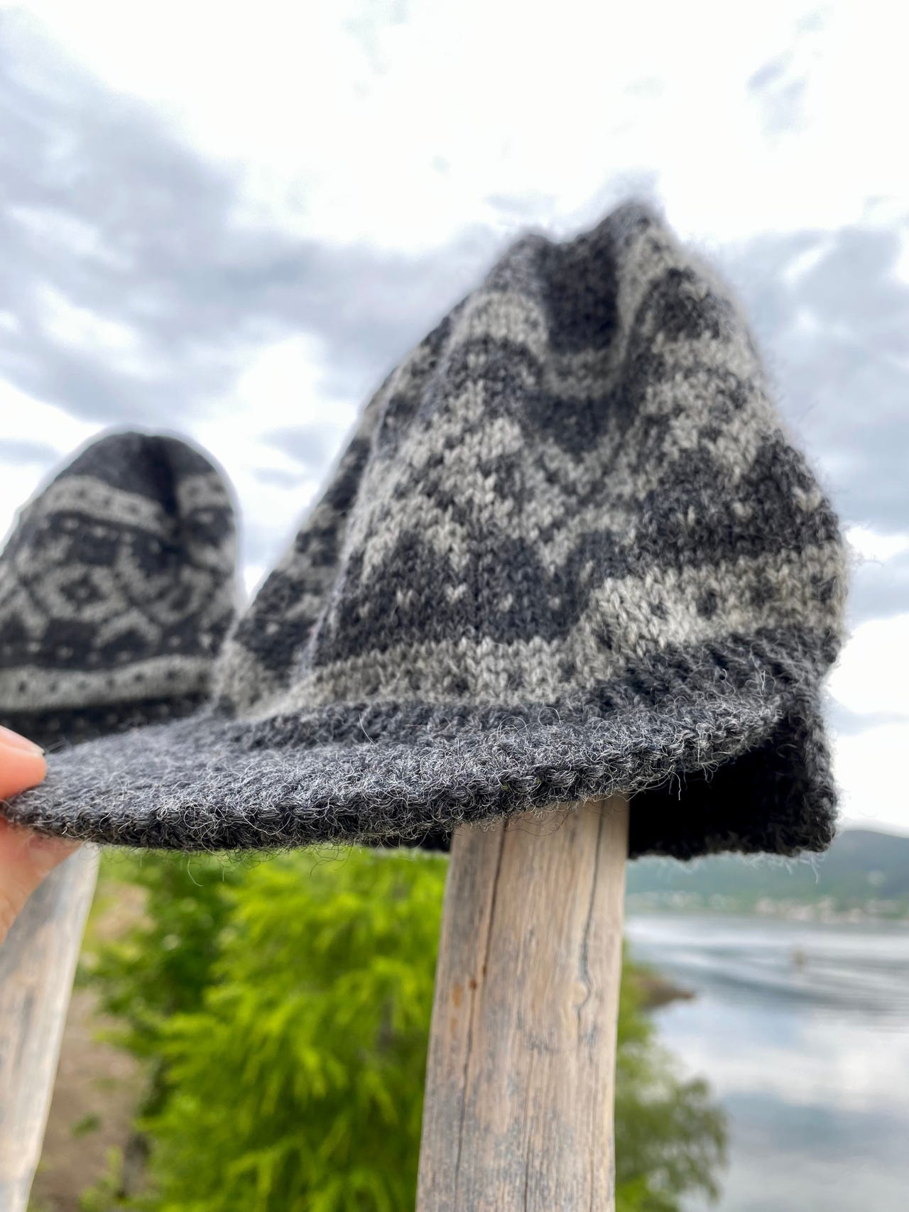 Grå (ubrukt) strikkelue | FINN torget