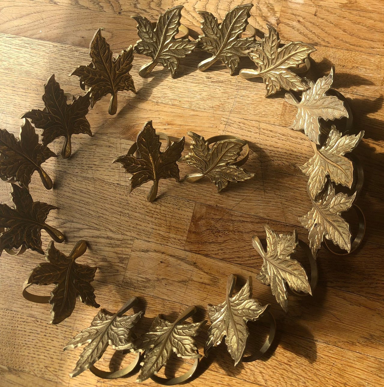 Serviett ringer i messing formet som løv selges. | FINN-torget