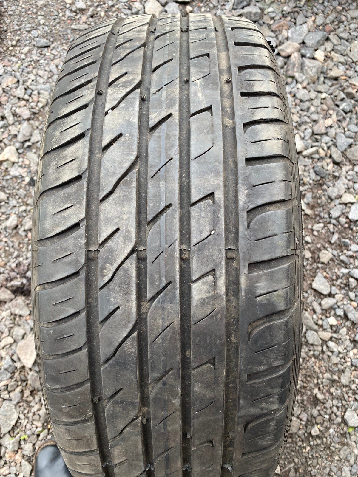 Trenger du kun ett dekk? Jeg har enkle 16’/17’/18’ og 19’ vinter og sommerdekk | FINN-torget