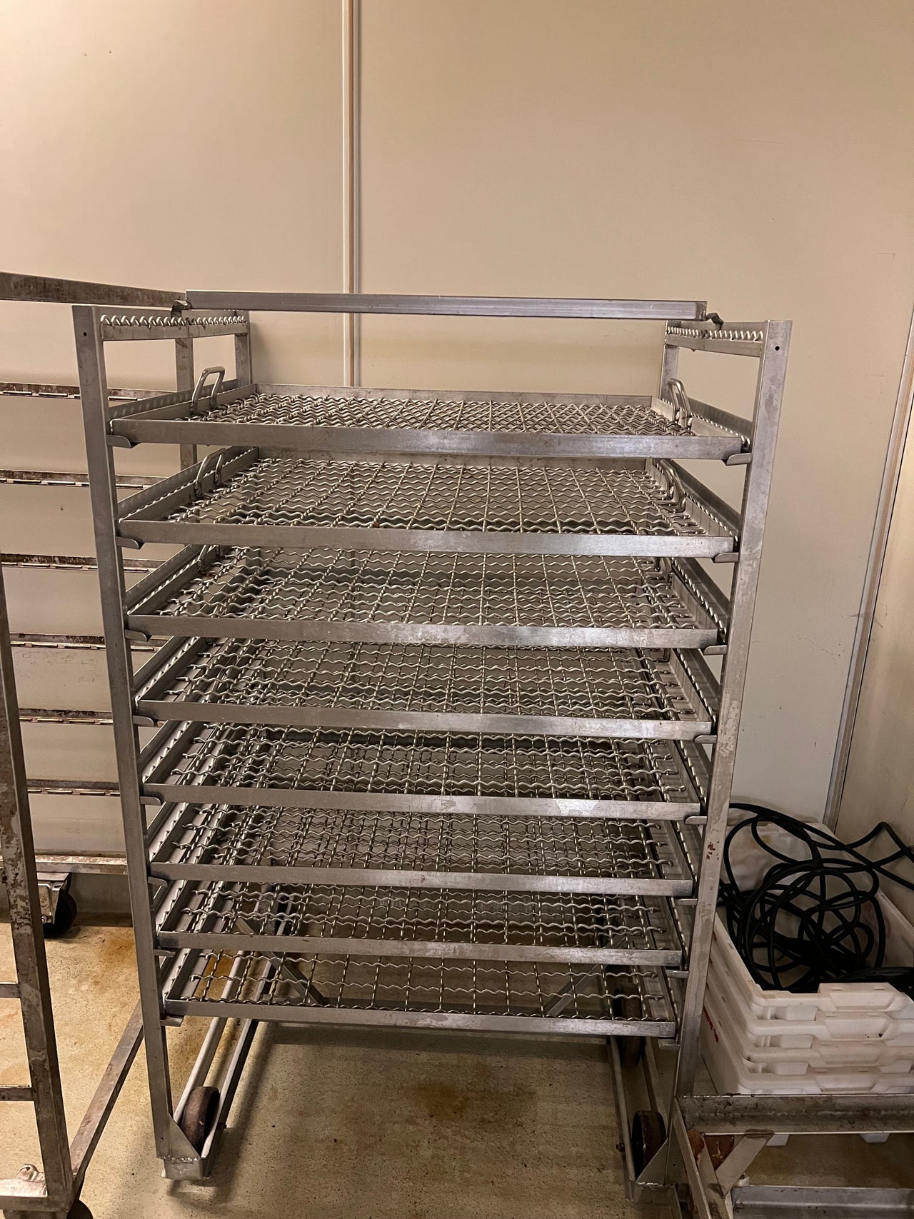 Rustfrie pølseheng / røykestativ og rustfri vogn med rister | FINN-torget