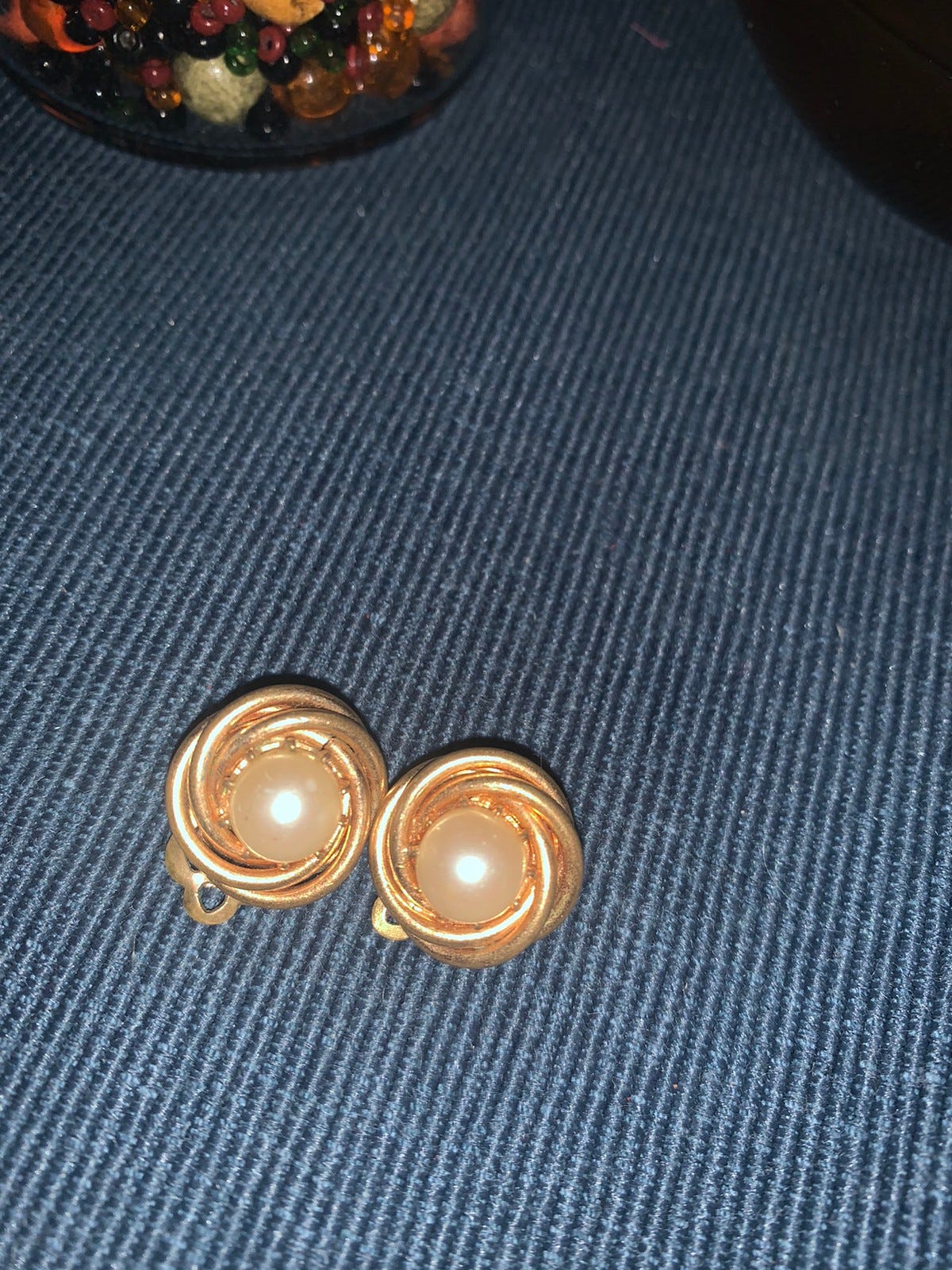 øredobber gullfargede clip on med perle | FINN-torget