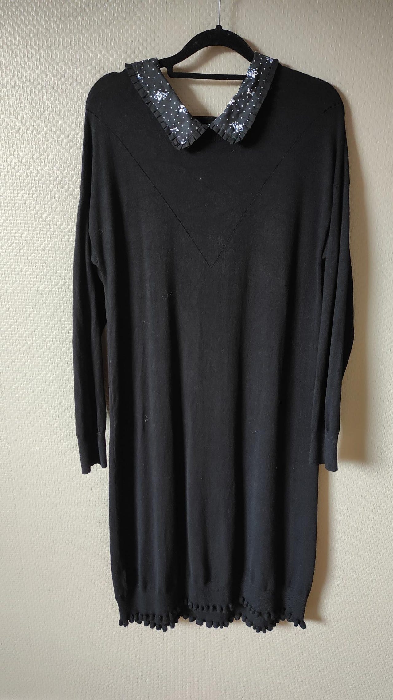 Midi ribbestrikket sort kjole med avtakbar krage | FINN-torget