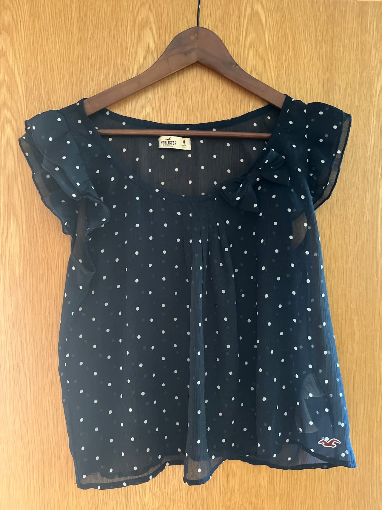 Prikkete topp fra Hollister Str M med sløyfedetalj | FINN-torget