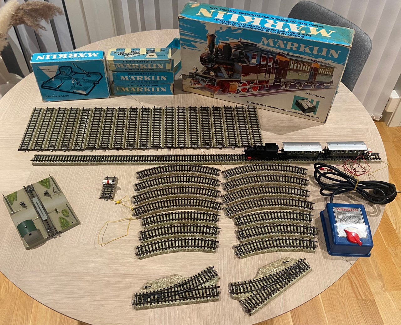 Marklin elektrisk togsett med skinner og tog med vogner | FINN torget