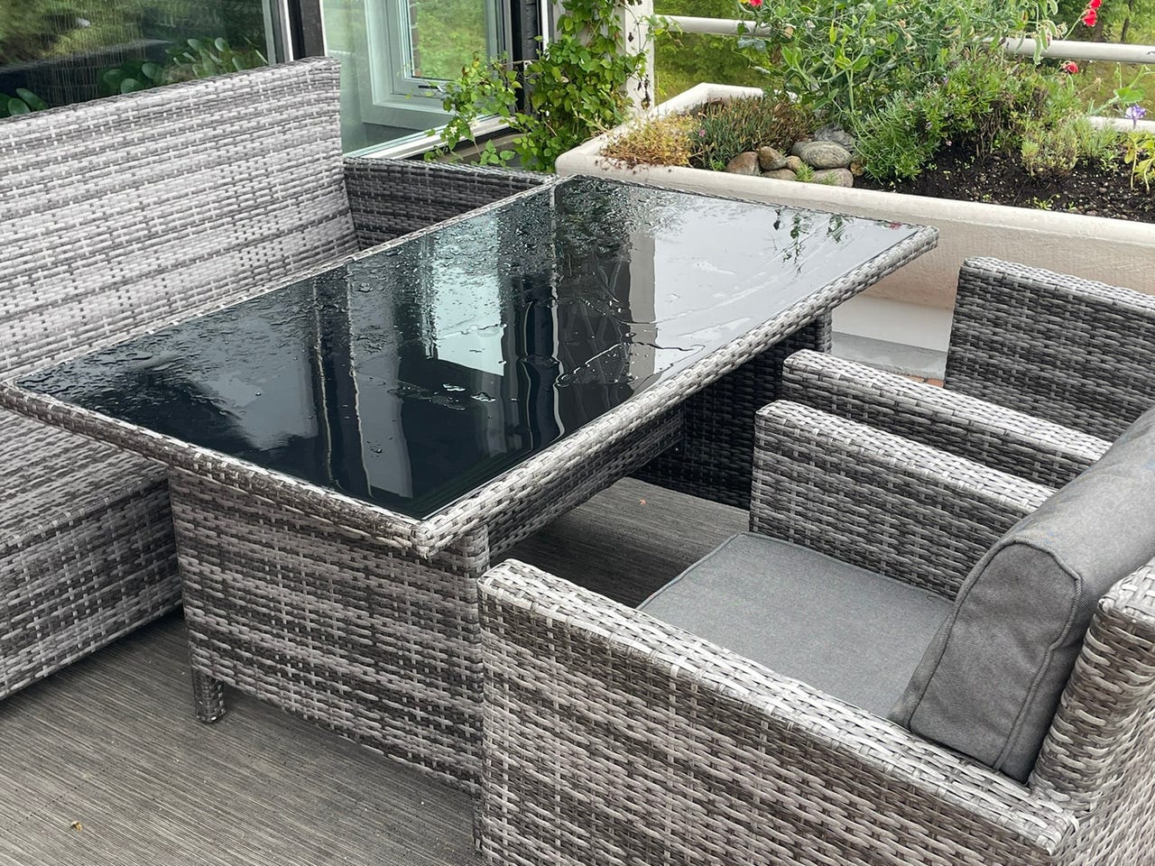 Utemøbler - mørk grå rotting - sofa og bord og stoler | FINN torget