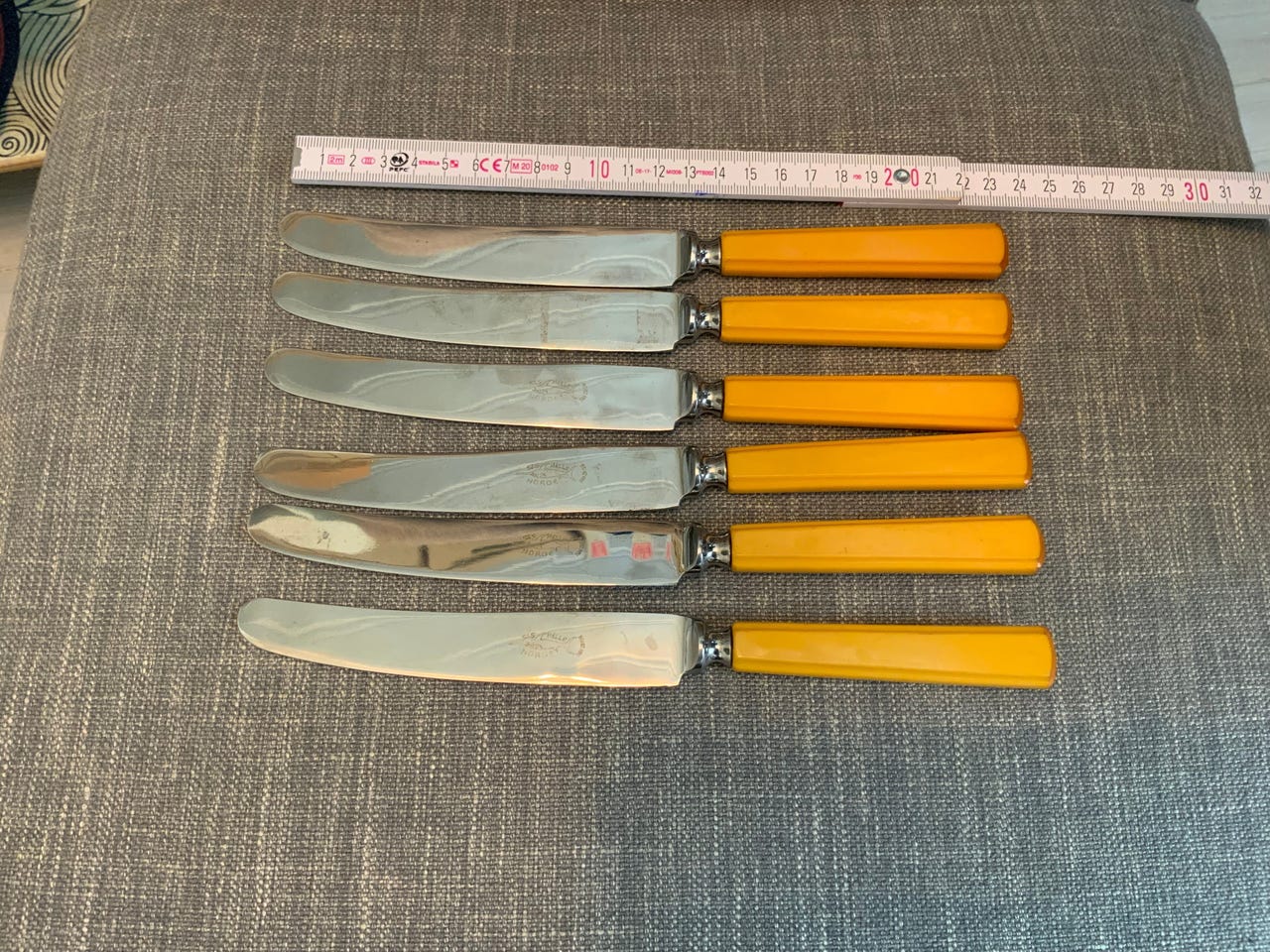 Retro - Helle kniver - 6 stk - karamellfarget skaft | FINN torget