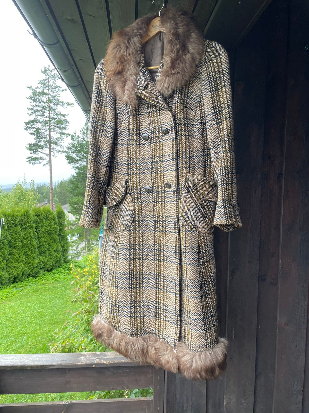 Retro kåpe ullstoff med pelskrage/ pelskantet. | FINN torget