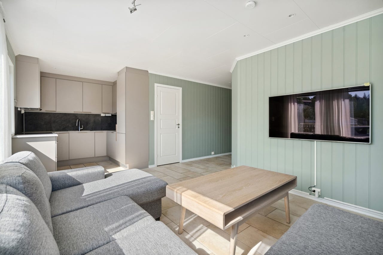 Kjedet bolig på et plan med parkeringsplass og noe renovert de senere år. Gangavstand til UNN ...