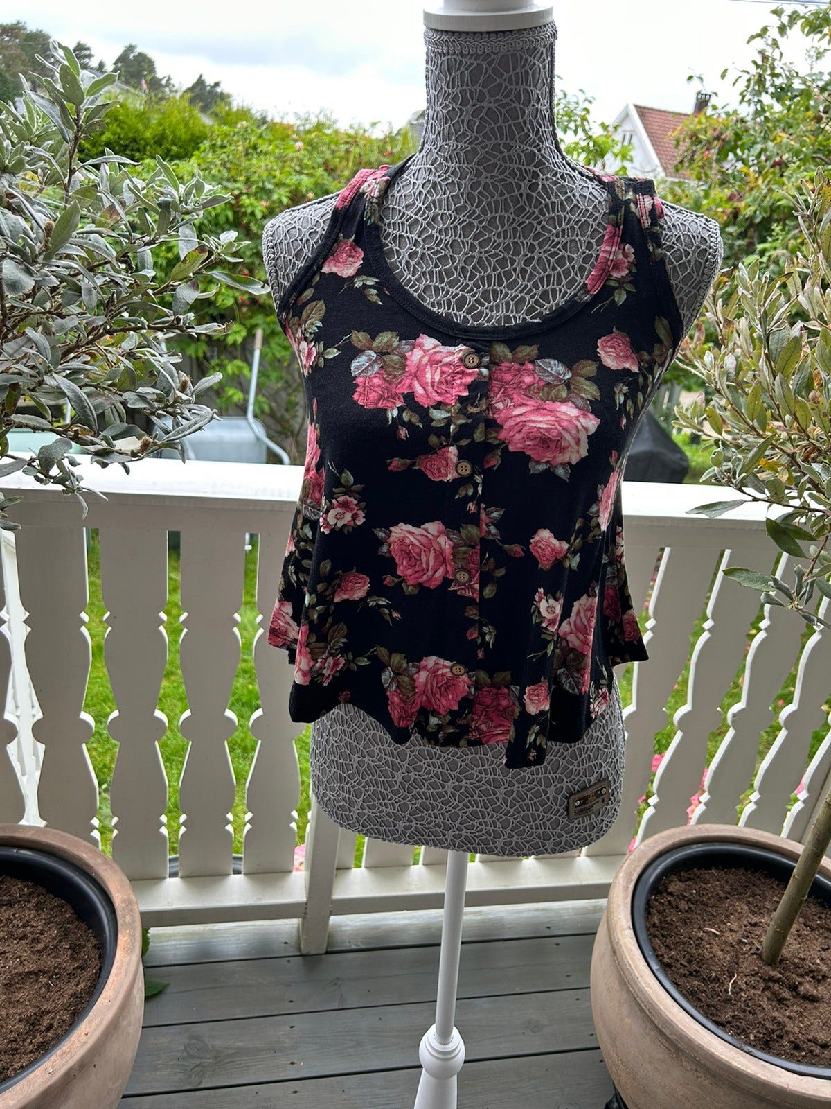 Pen blomstrete topp str S fra AGACI. Sender med Posten:) | FINN torget