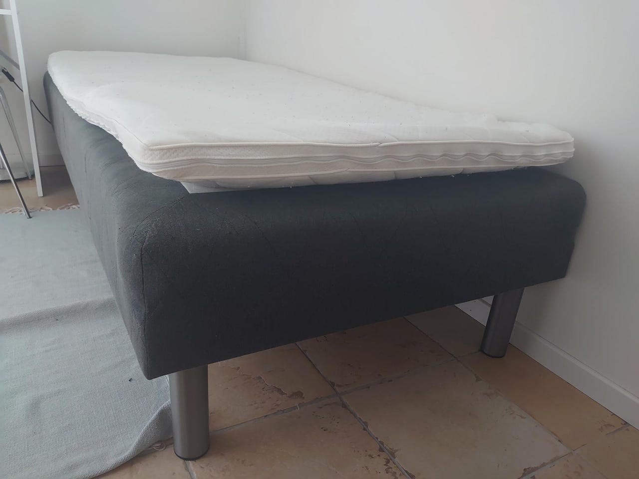 Seng med rammemadrass 90x200 og Sengeben stål | FINN torget
