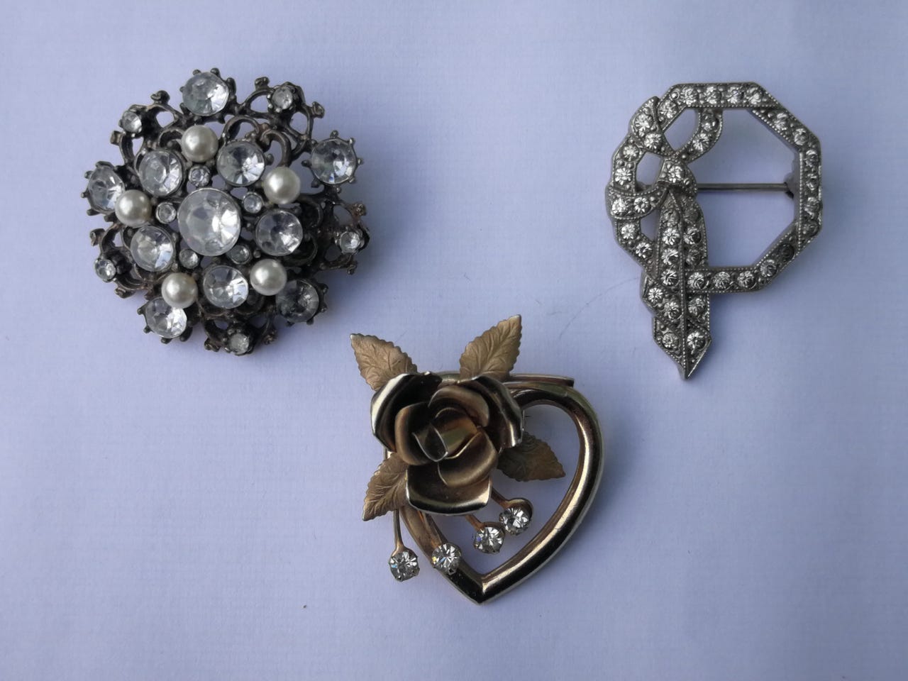 Veldig gamle små brosjer. | FINN-torget