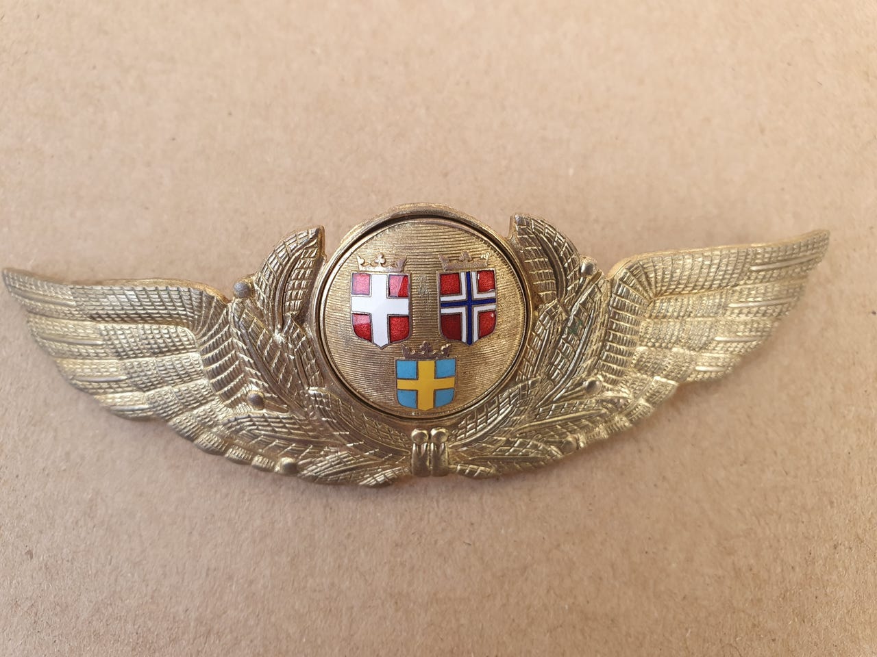 SAS. SKILT. MERKE. EMALJE. KAPTEIN LUE. FLY. SCANDINAVIAN AIRLINES ...