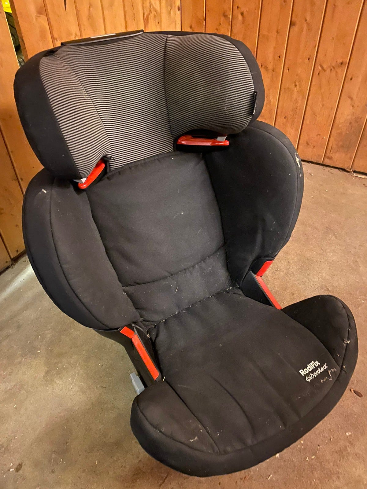 Bilstol (isofix) som åpenbart trenger en vask gis bort. | FINN-torget