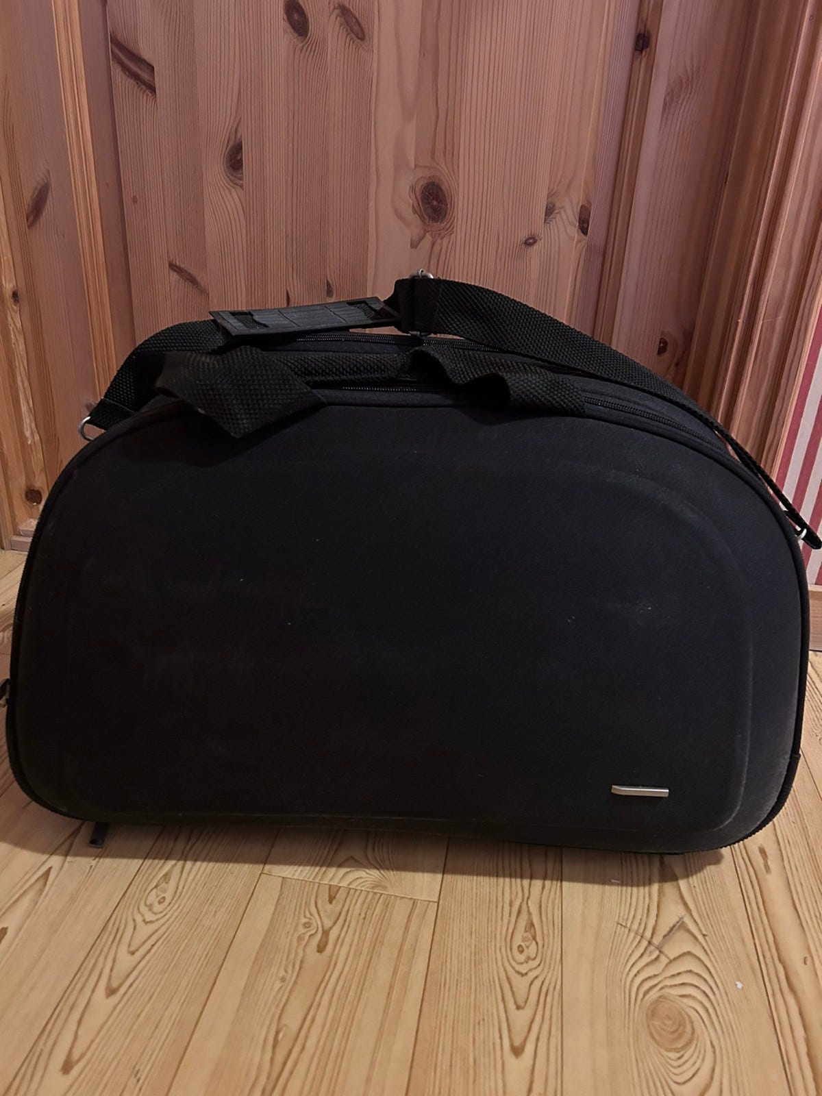 Snedig trillekoffert med businesslomme selges | FINN-torget