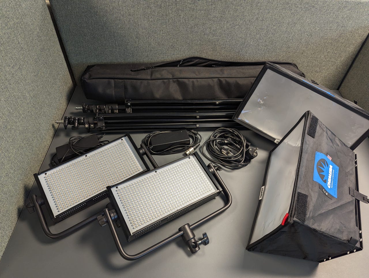 2 x FloLight MicroBeam 512 LED panels + 2 x softbox + 2 x light stands ...