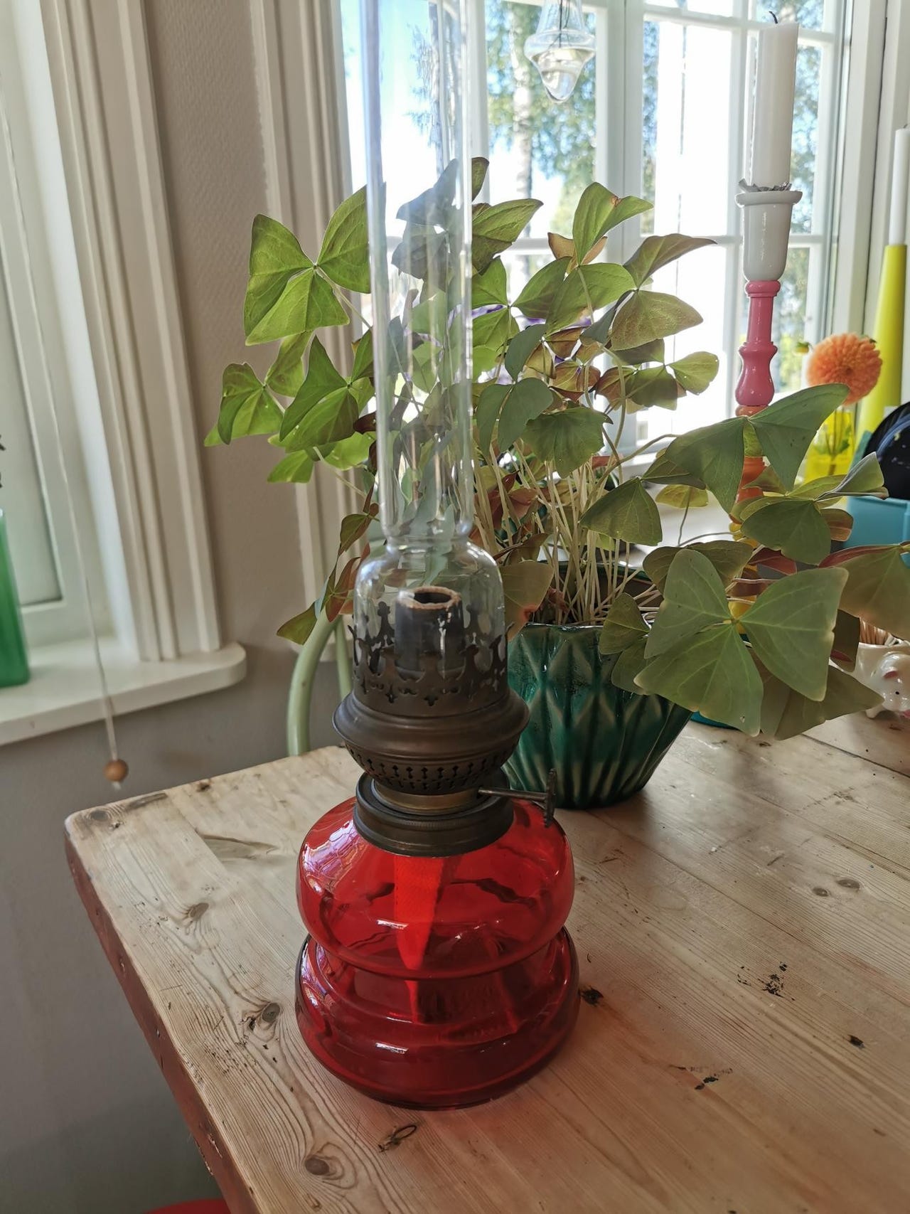 Flott antikk rød parafinlampe til hytta eller hjemme, selges | FINN torget