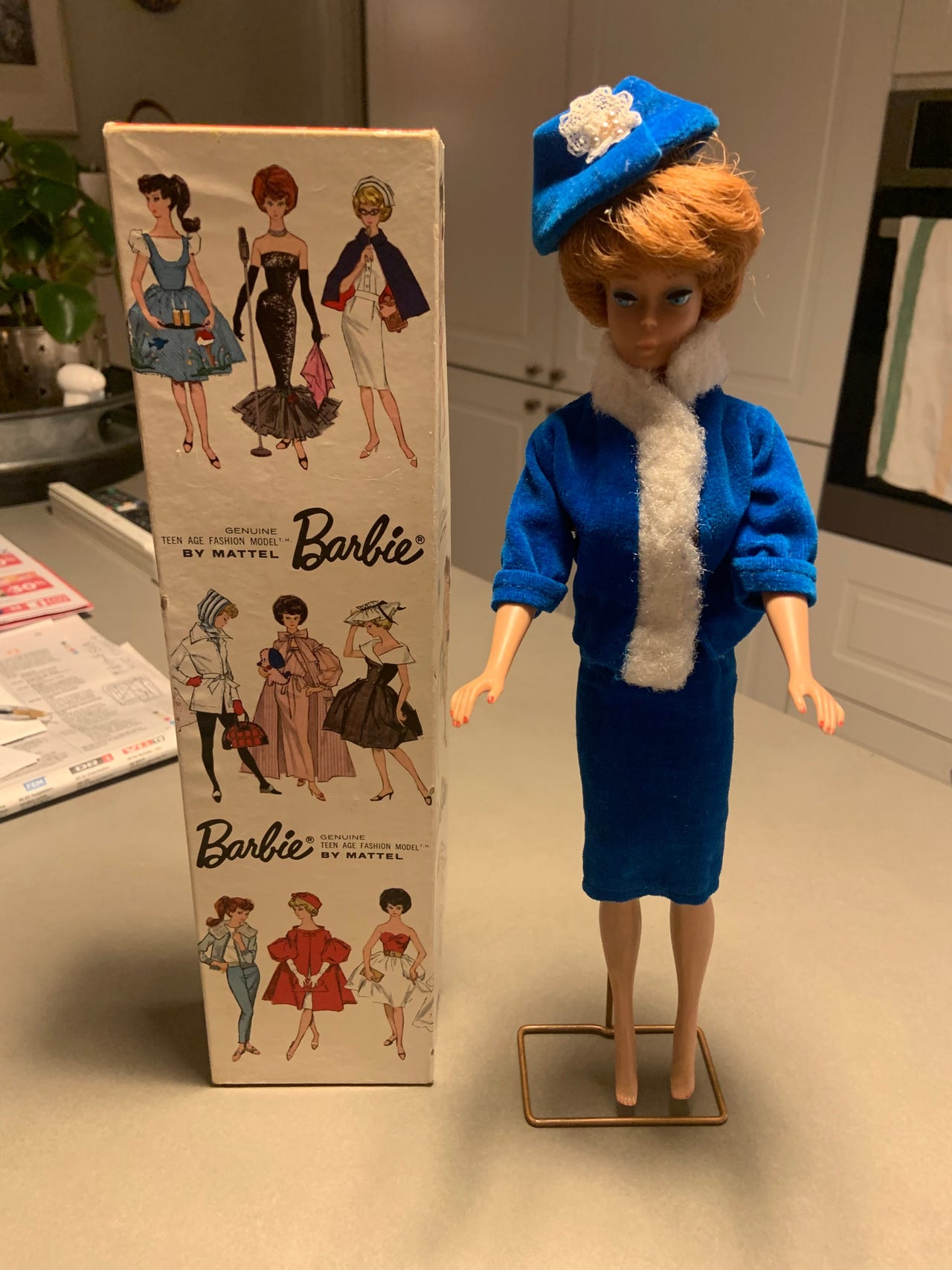 Barbie fra 1962. Med original eske, stativ og klær | FINN-torget