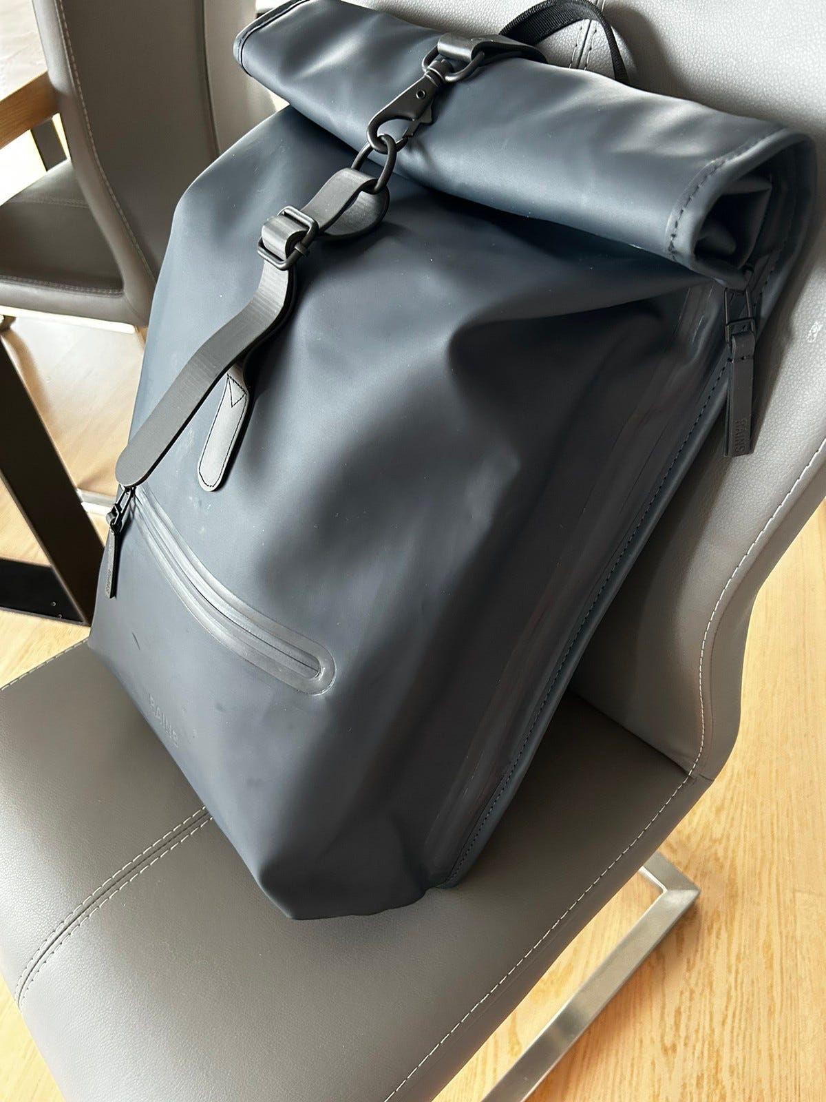 Veldig lite brukt Rains rolltop ryggsekk selges. | FINN torget