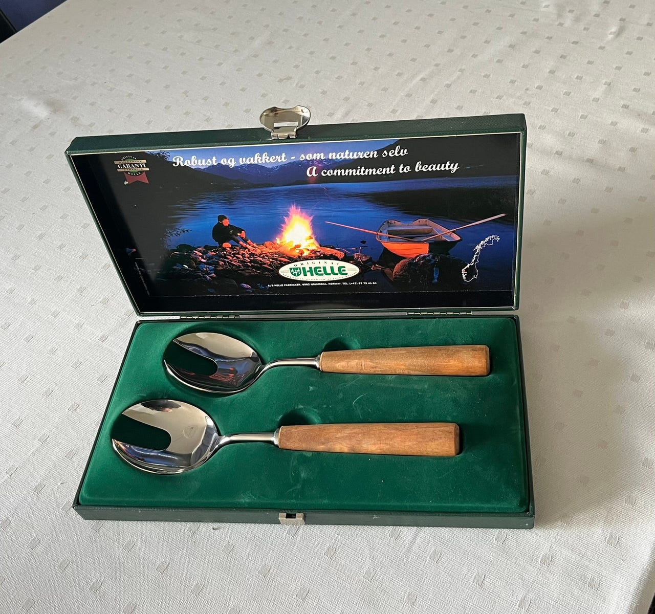 Helle serveringsbestikk med trehåndtak | FINN torget