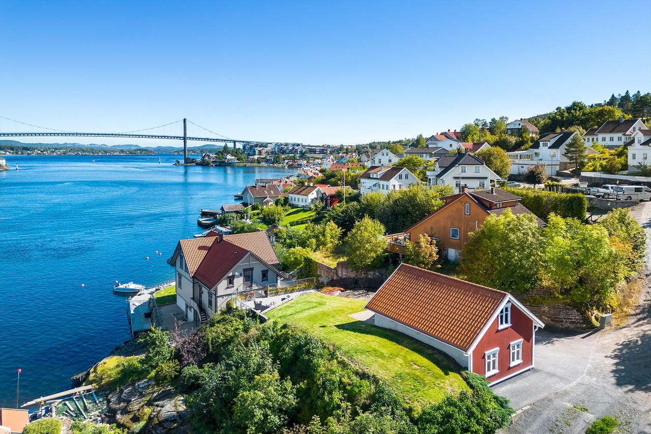 Fantastisk eiendom med strandlinje, nydelig sjøutsikt, solrike uteplasser, egen dypvannsbrygge ...
