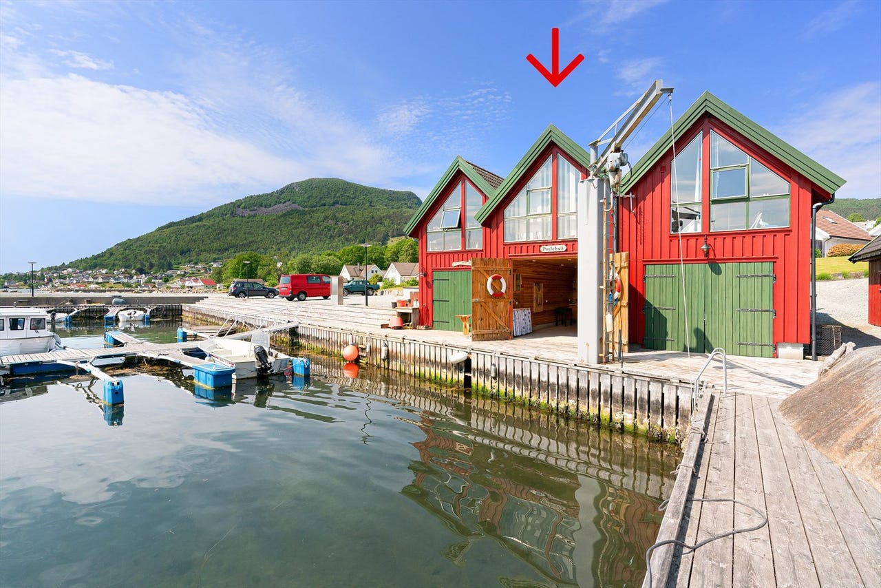 Naust på 35 m² med flott beliggenhet - Innlagt vann og strøm | FINN eiendom