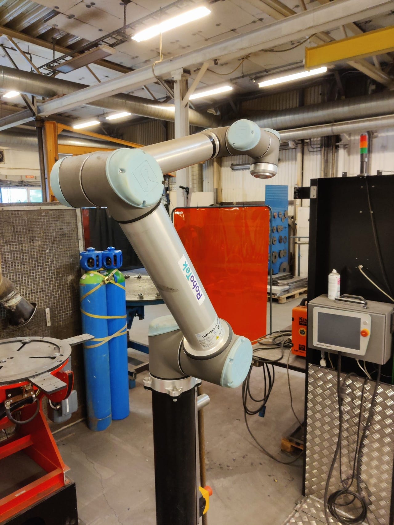 UR10 Universal Robot CB3 med søyle | FINN torget