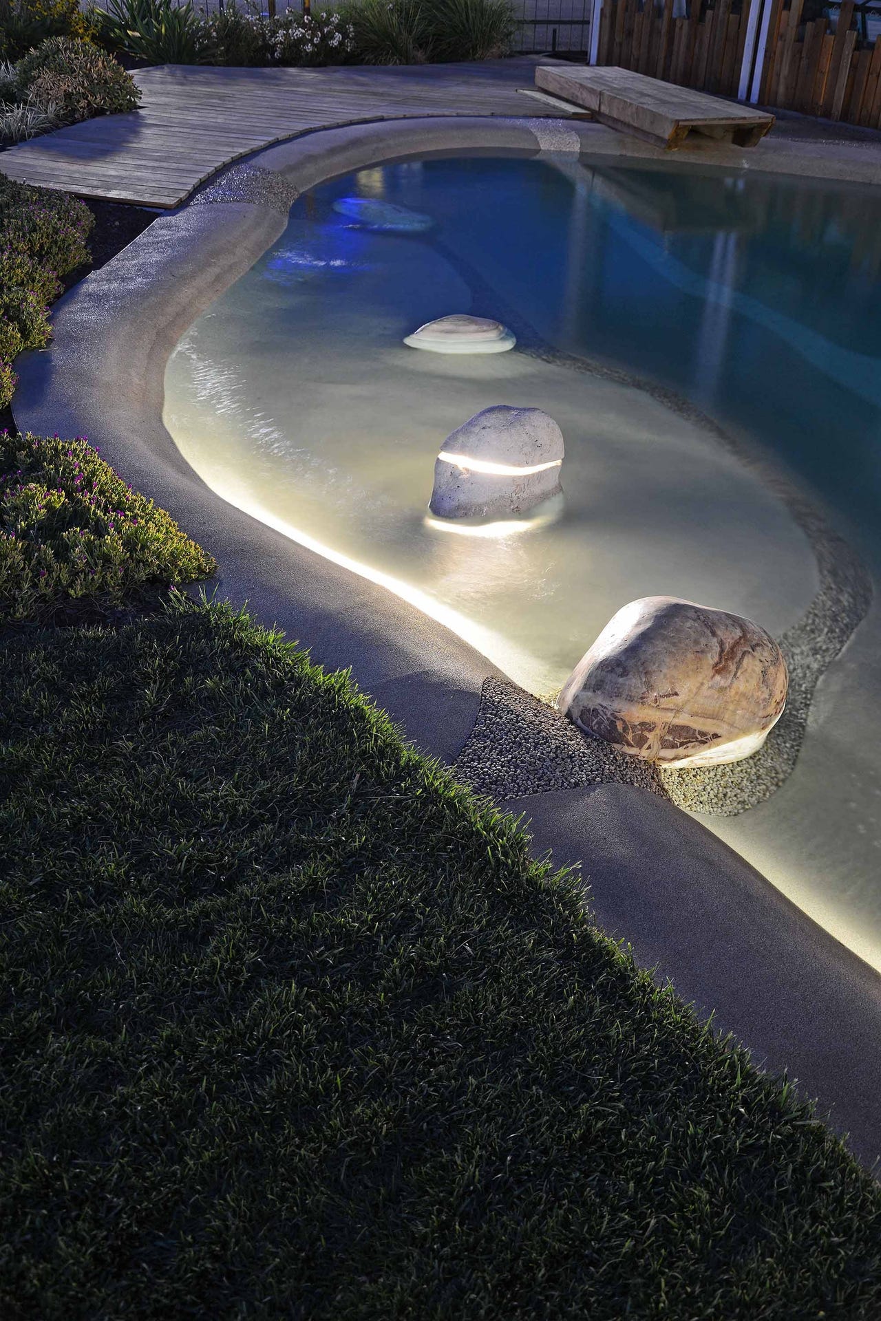 Kampanje 20% Menhir Pool; Stein med lys skapt for ett vått miljø ...