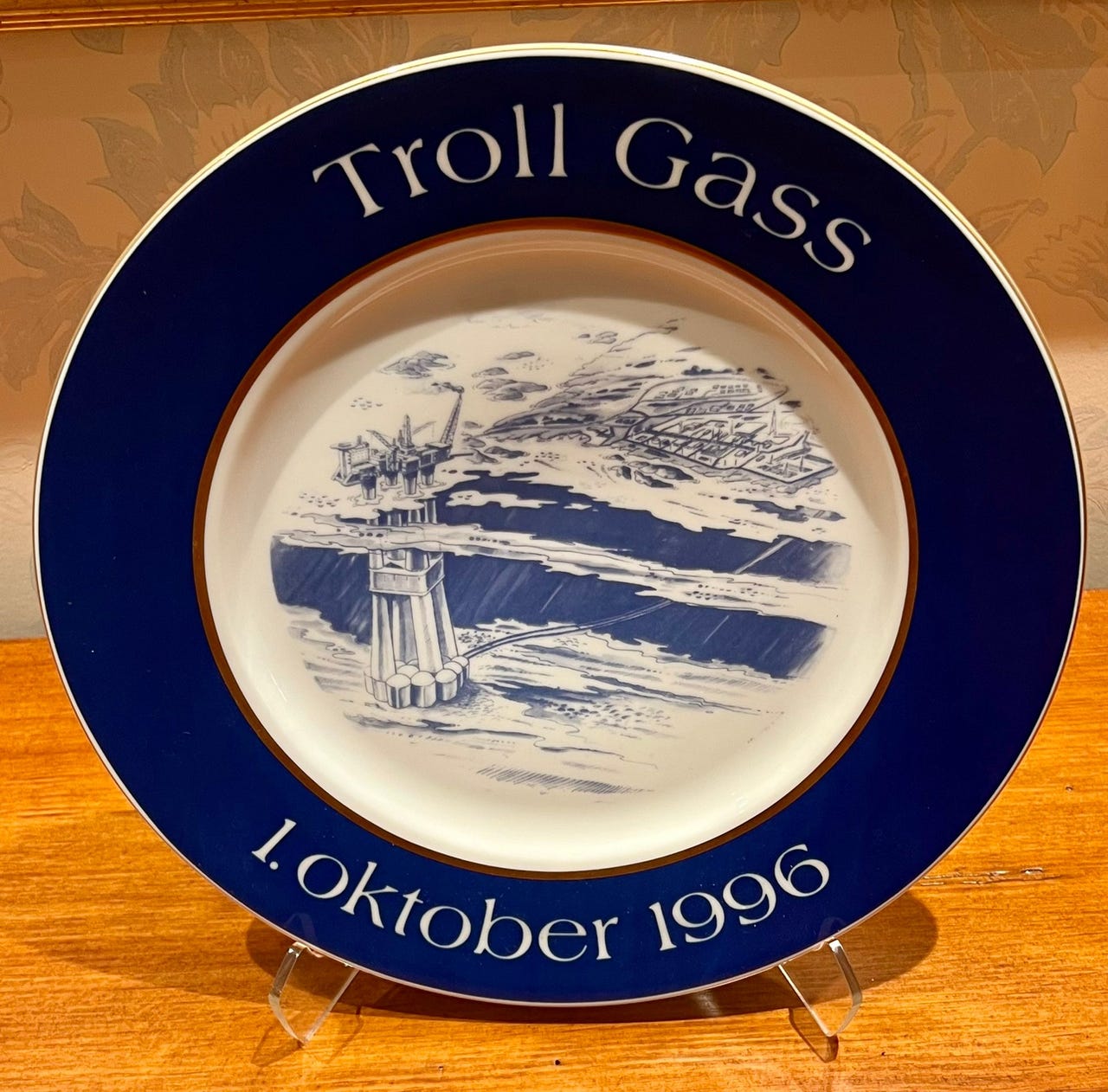 Fat fra Porsgrund Porselen. Troll Gass 1996. Diam. 28 cm. | FINN-torget