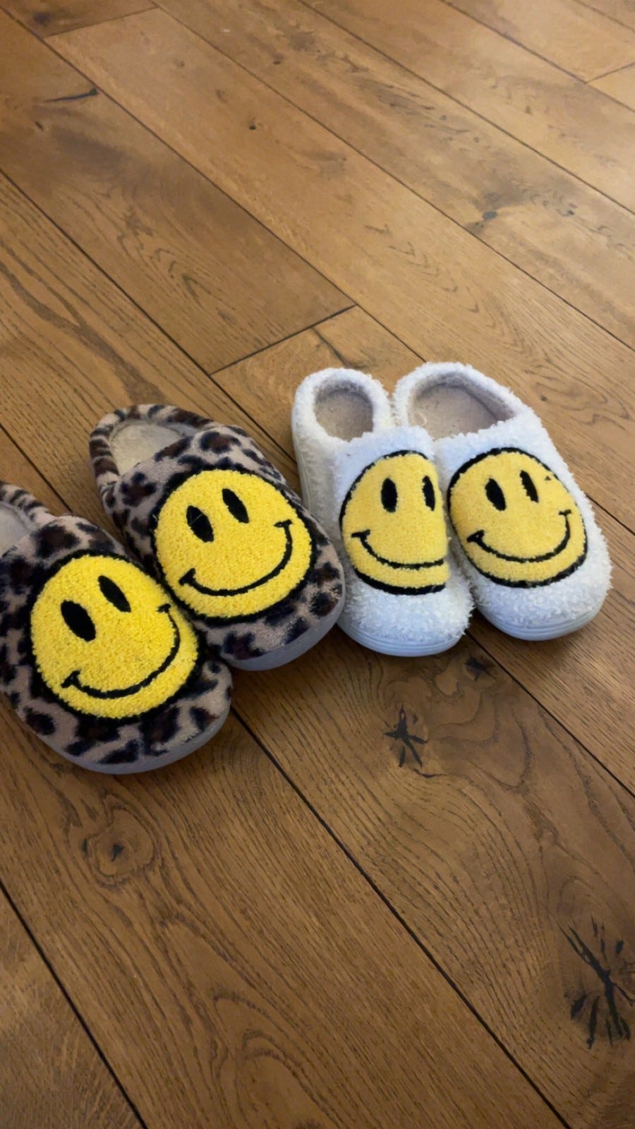 Smiley slippers | FINN torget